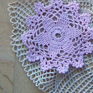 Återvinn stickade och virkade dukar - finfint pyssel och återbruk!